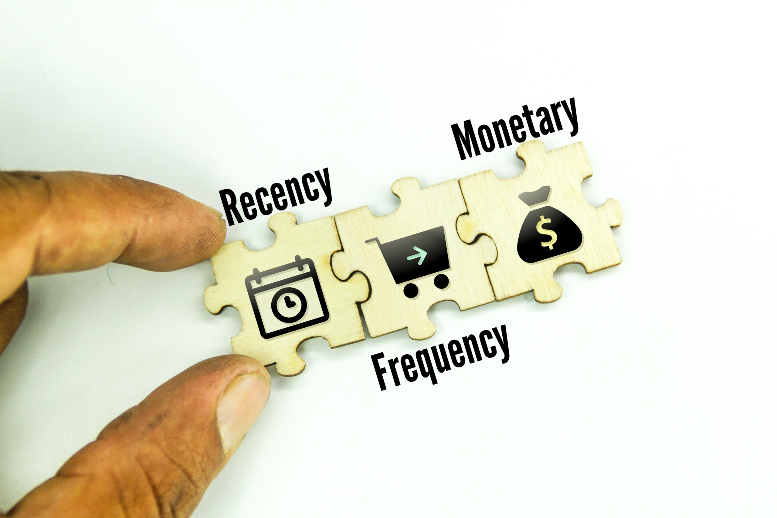 RFM分析とは？RFM分析のやり方やメリット、Excelを使ったRFM分析の例などをマーケティング目線で詳しく解説